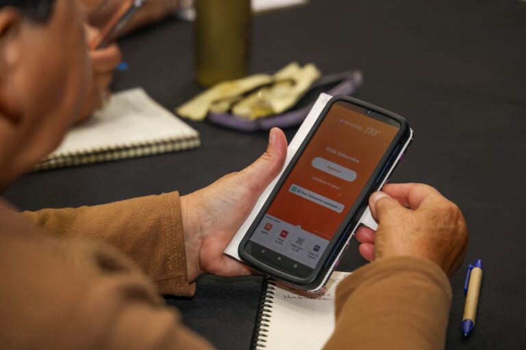 Entel certifica a mujeres maipucinas entre 55 y 70 años que se formaron ...
